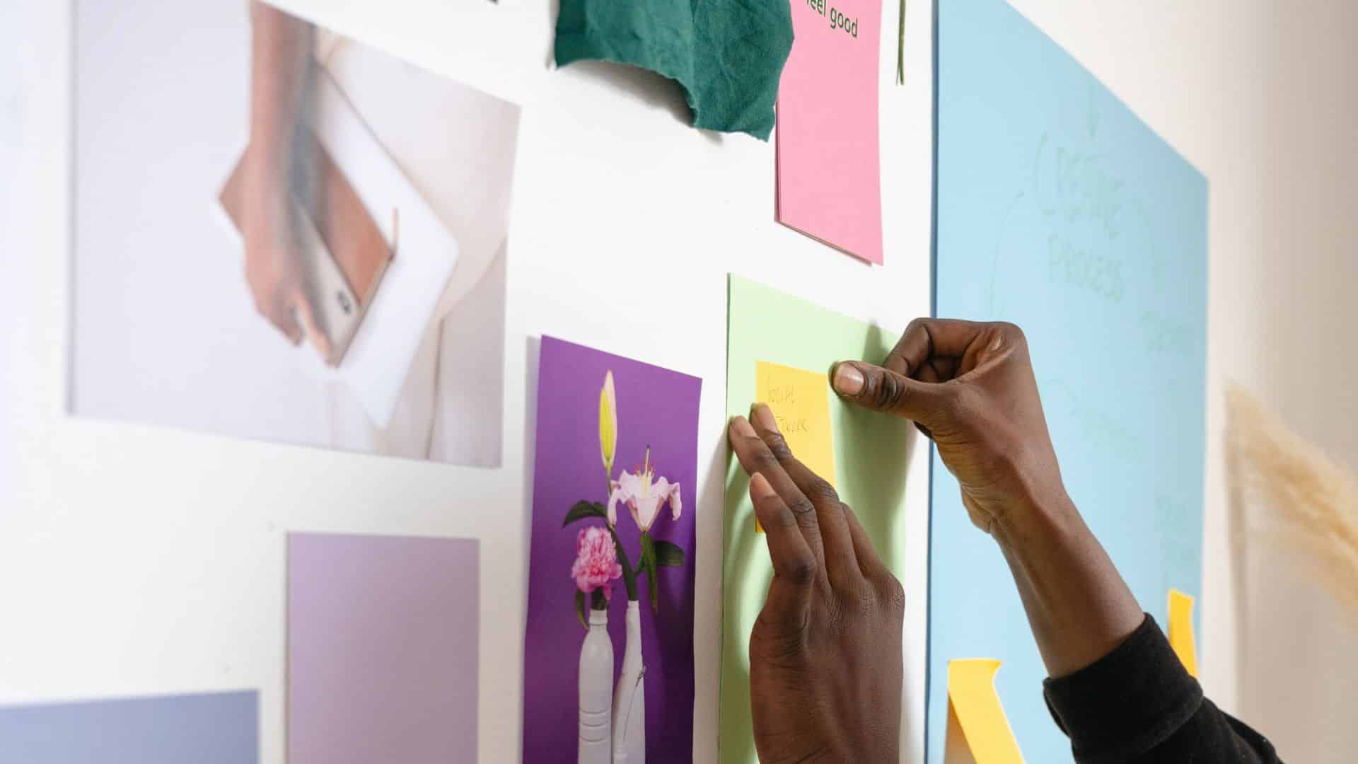 Métiers de la communication : salaire, études et compétences